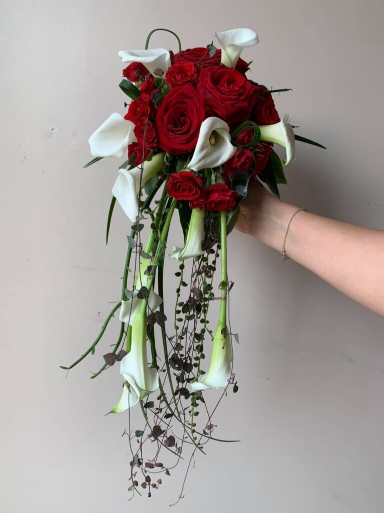 Bouquet retombant blanc et rouge - Barthel Fleurs