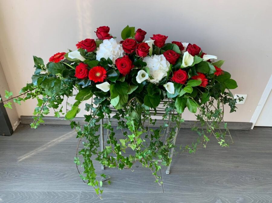 Arrangement de table d’honneur des mariés rouge et blanc - Barthel Fleurs