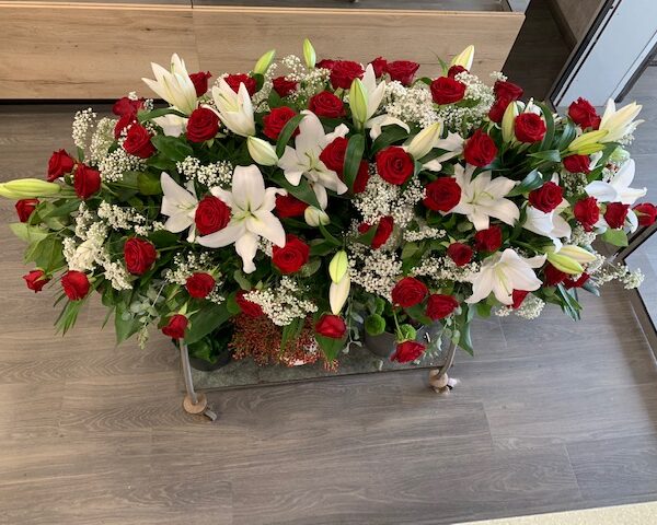 Dessus de cercueil roses rouge et lys blanc - Barthel Fleurs