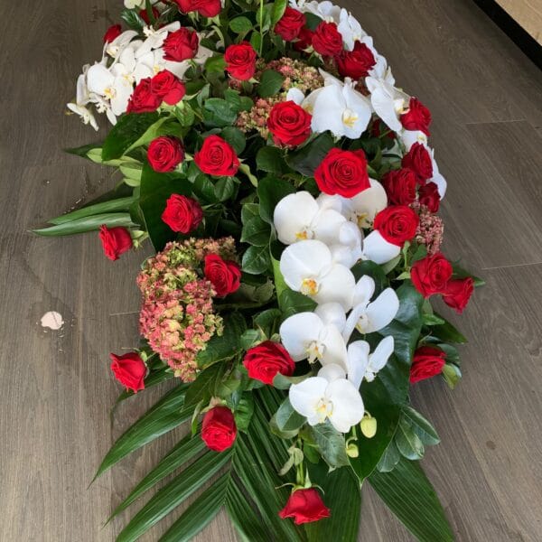 Dessus de cercueil roses rouge et orchidées blanche - Barthel Fleurs