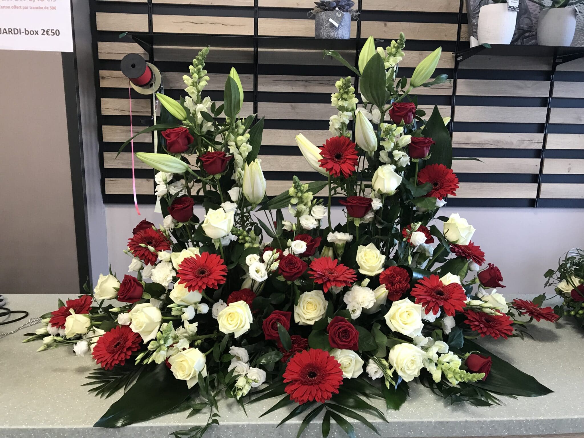 Devant de cercueil rouge et blanc - Barthel Fleurs