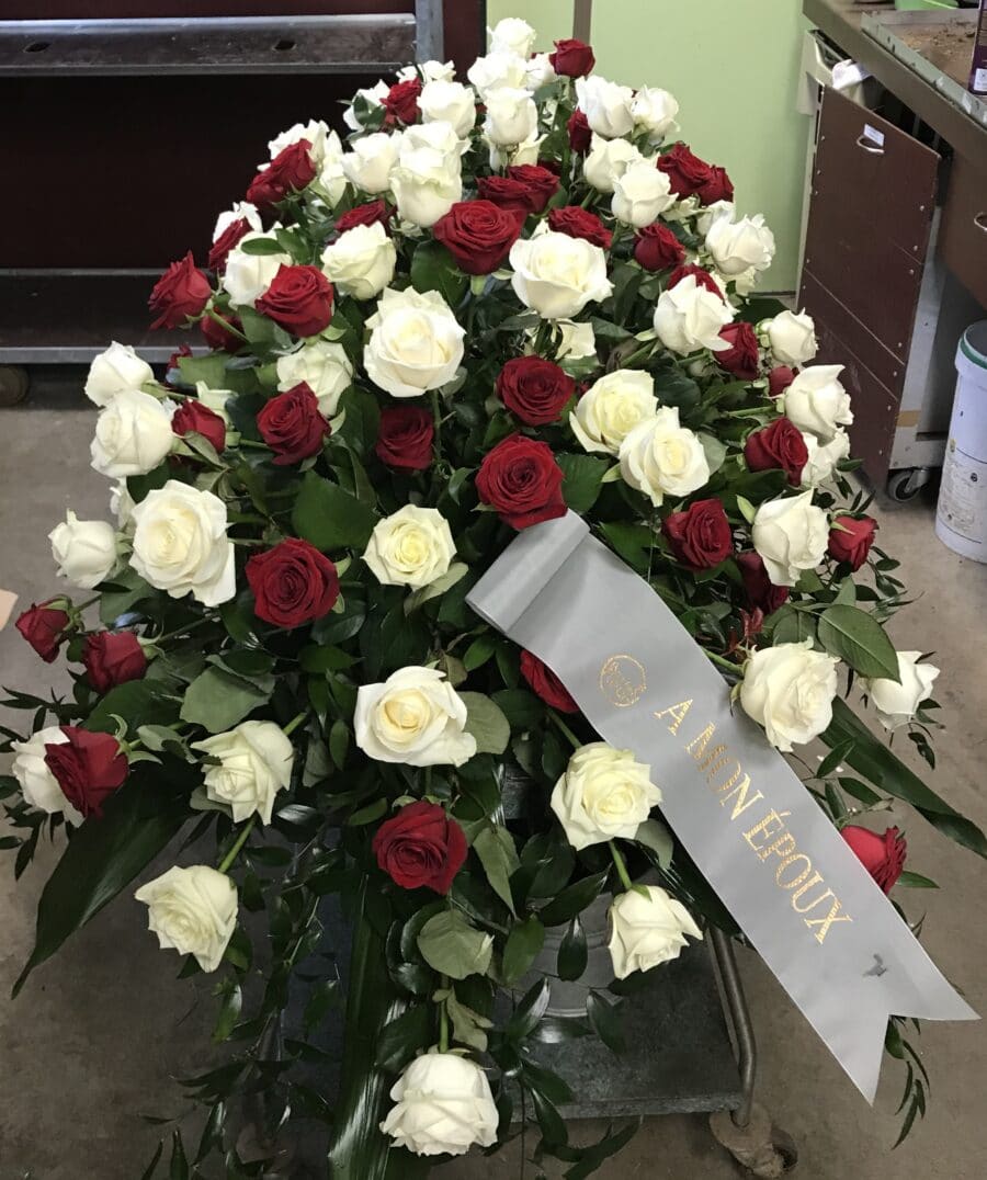 Dessus de cercueil roses rouge et blanche - Barthel Fleurs