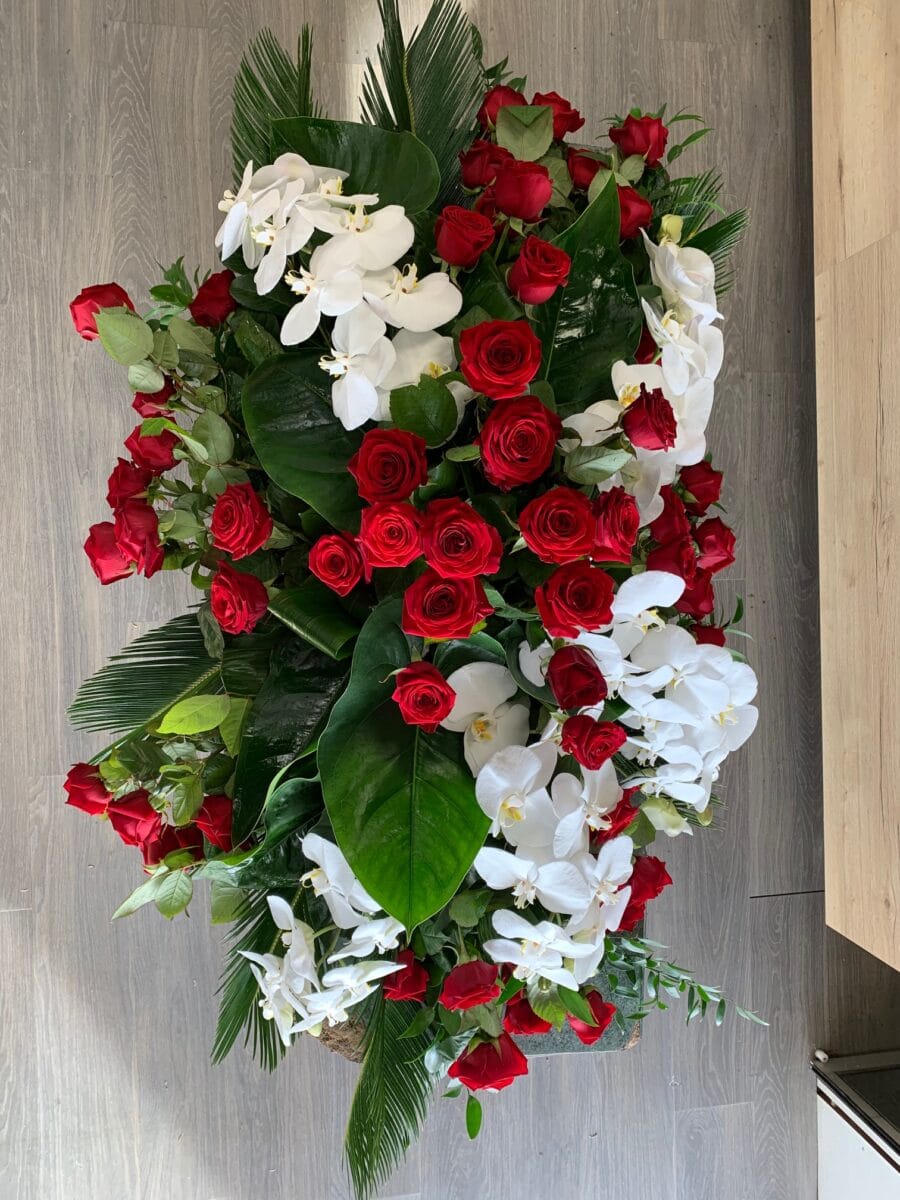 Demi dessus de cercueil orchidées blanche et roses rouge - Barthel Fleurs