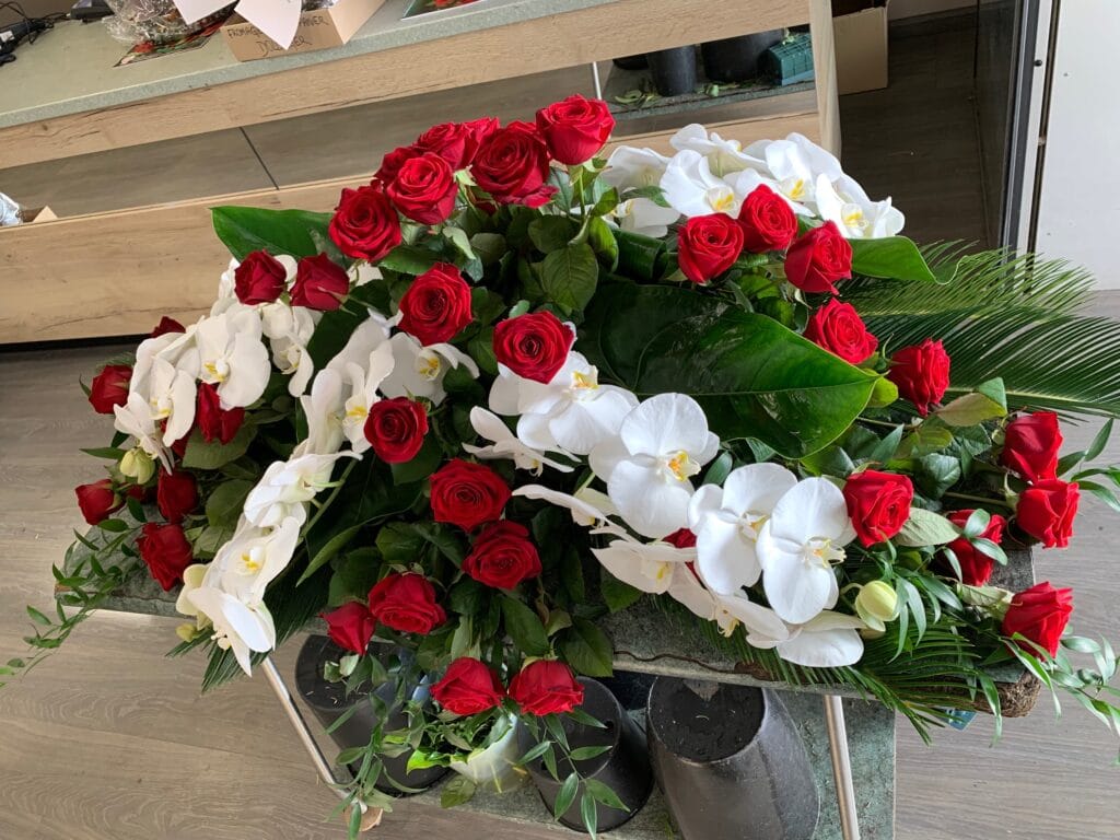 Demi dessus de cercueil orchidées blanche et roses rouge - Barthel Fleurs