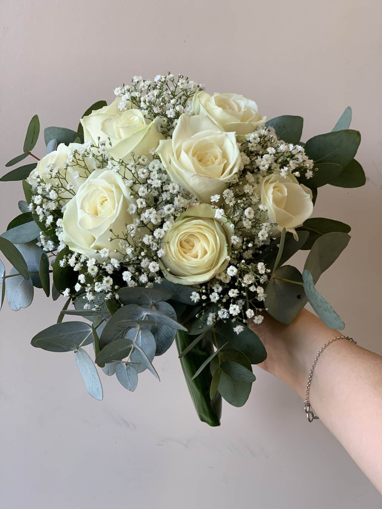 Bouquet de mariée rond roses blanches, gypsophile et eucalyptus ...
