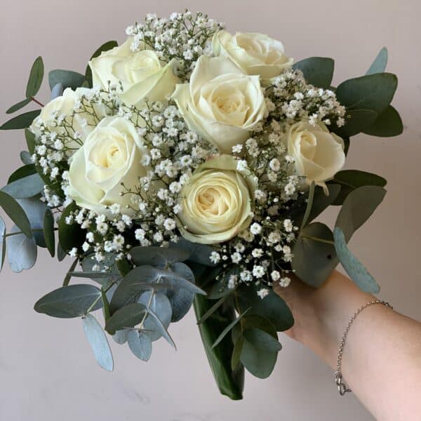 Bouquet de mariée rond roses blanches, gypsophile et eucalyptus ...