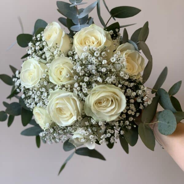 Bouquet de mariée rond roses blanches, gypsophile et eucalyptus ...