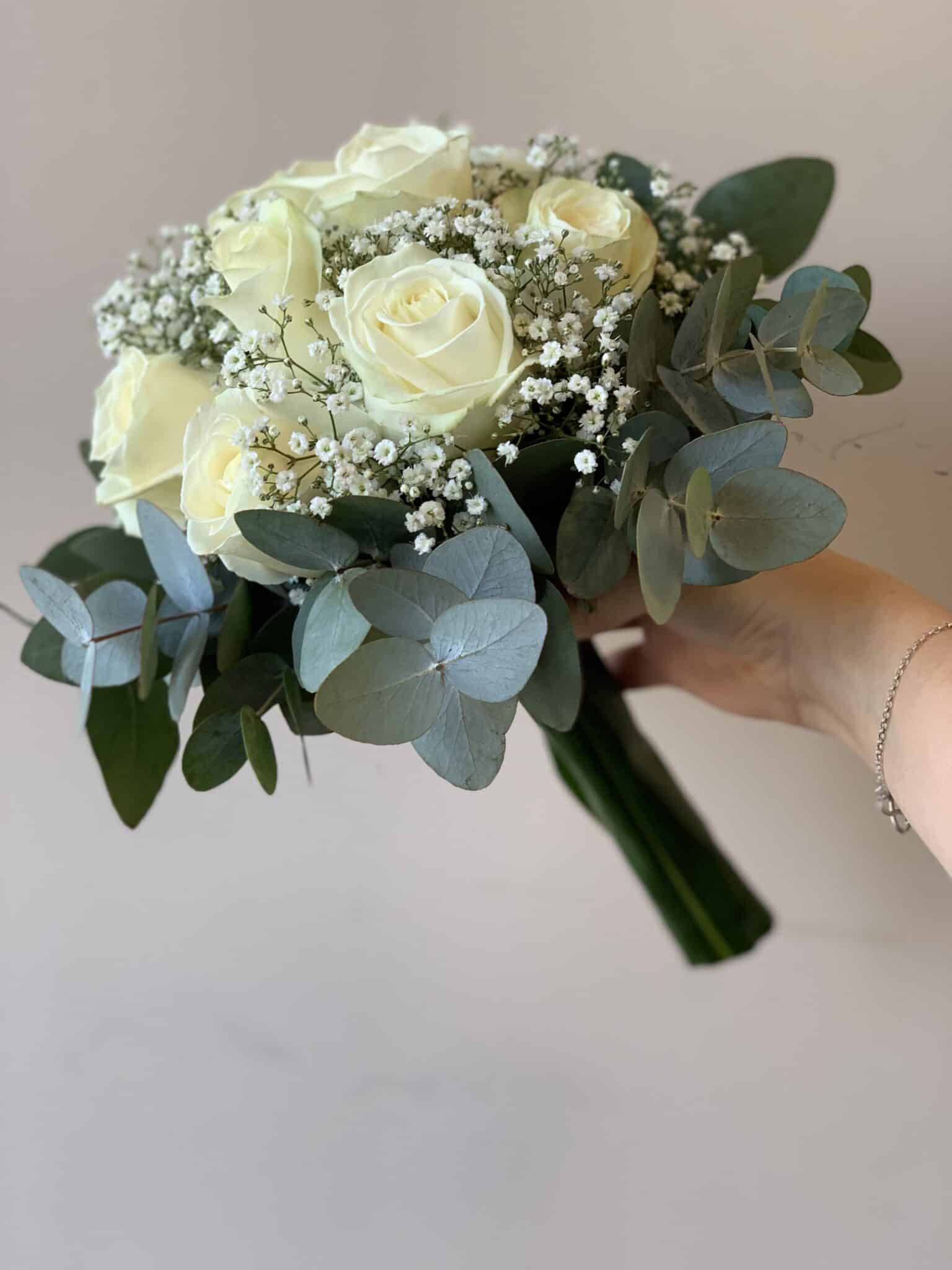 Bouquet de mariée rond roses blanches, gypsophile et eucalyptus ...