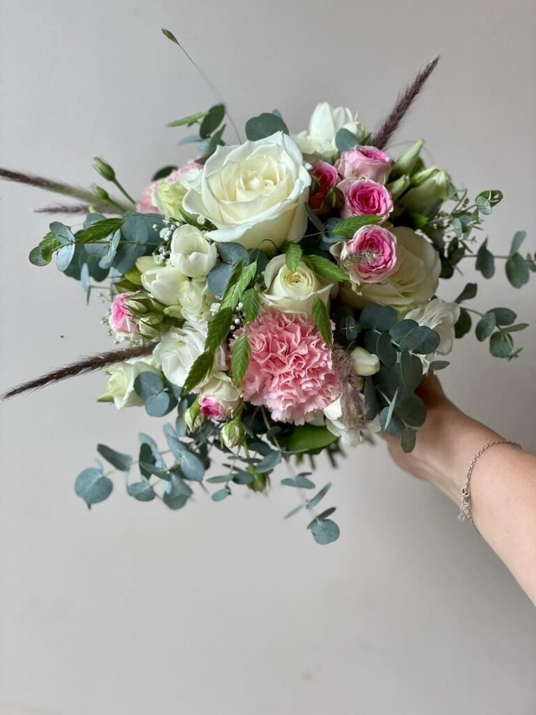 Bouquet de mariée champêtre blanc et rose - Barthel Fleurs